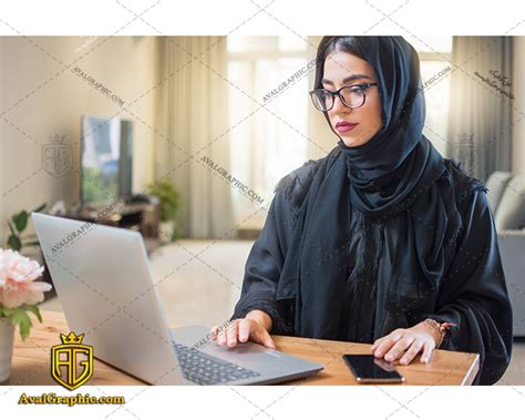 عکس با کیفیت دختر با حجاب و کامپیوتر