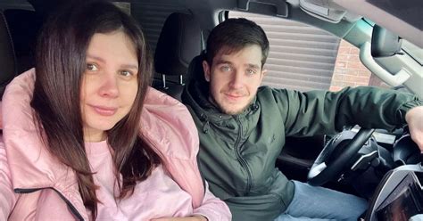 Une Influenceuse Et Le Beau Fils Qu Elle L Ve Depuis Ans Se Marient Et Deviennent Parents