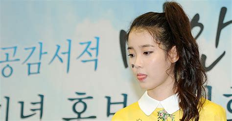 포토 아이유 깜찍한 표정으로 메롱~