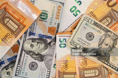 유로와 달러 지폐는 통화 간의 관계를 이해하는 개념을 보여줍니다 가계에 대한 스톡 사진 및 기타 이미지 가계 개념 경제 Istock