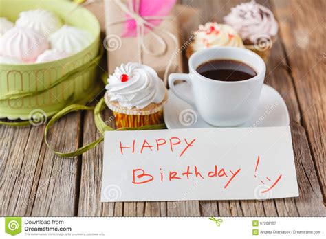 Чашка кофе и сообщение с днем рождения Стоковое Изображение изображение насчитывающей открытка