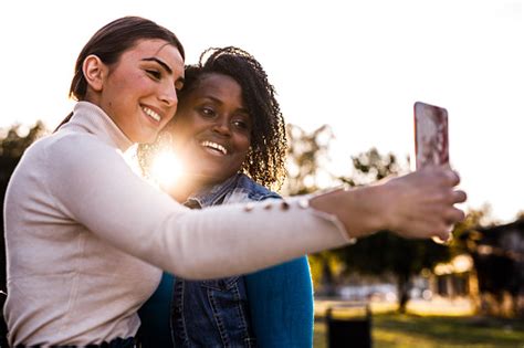 골든 아워에 도시 거리에서 셀카를 찍는 두 명의 다양한 젊은 여성 20 24세에 대한 스톡 사진 및 기타 이미지 20 24세 25 29세 2명 Istock