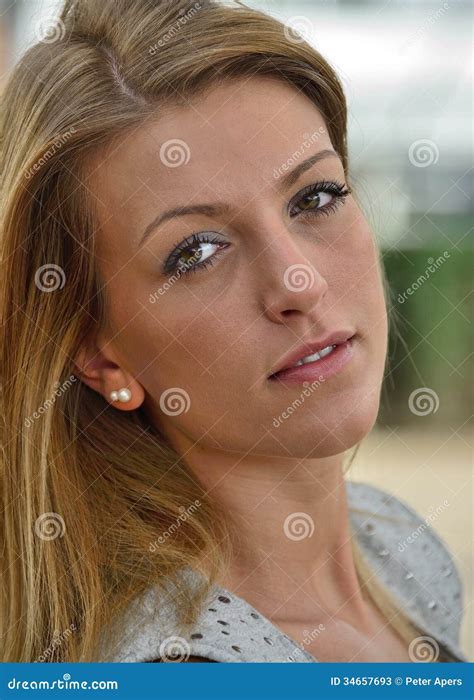 Belle Fille Avec De Longs Cheveux Blonds Image Stock Image Du Mod Le Lipstick