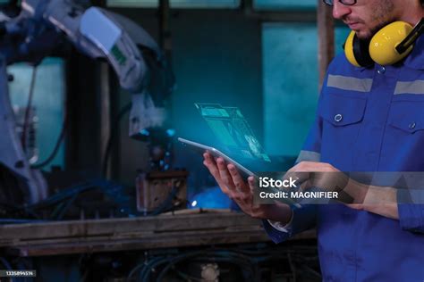 엔지니어 점검 및 제어 자동화 로봇 암 지능형 공장 산업용 로봇 암기계가 시스템 소프트웨어를 모니터링합니다 용접 로봇 및 디지털