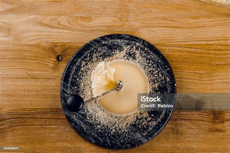 지롤 나이프를 사용하여 테테 드 모인 치즈를 면도 저온 살균되지 않은 젖소 우유로 만든 다양한 스위스 반하드 치즈 수도사 머리라는 이름 0명에 대한 스톡 사진 및 기타