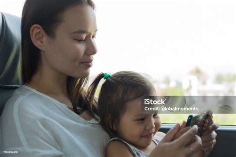 기차 버스를 여행하는 동안 휴대 전화에 그녀의 아이 교육 비디오를 보여주는 어머니 버스에 대한 스톡 사진 및 기타 이미지 버스 승객 아이 Istock