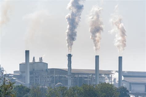 연기 더미 또는 배기 파이프에서 흰색 연기가 나옵니다 공장 굴뚝은 증발하기 전에 희끄무레한 구름으로 응축되는 수증기를 방출합니다 5개의 배기 파이프에서 방출된 응축된 물방울