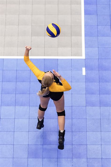 The Dig In Volleyball 8 Steps On How To Get A Ball Up When On Defense