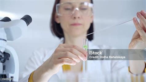 보안경을 쓴 여자가 현대 실험실에서 피펫을 사용하여 실험실 튜브로 작업하고 있습니다 연구원의 클로즈업 과학 및 의학 Stem 주제에 대한 스톡 사진 및 기타 이미지 Istock