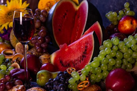 검은 배경에 수박과 과일의 정물화 추수 축제 또는 추수 감사절을 위한 작곡 0명에 대한 스톡 사진 및 기타 이미지 0명 10월 11월 Istock