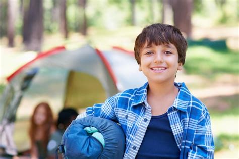 Junge Beim Camping Bilder Kostenloser Download Auf Freepik