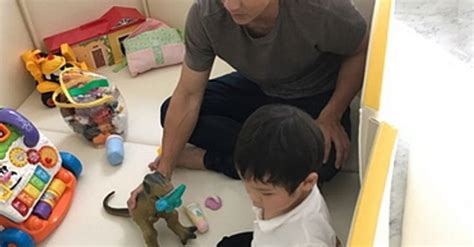 รวมรูปภาพของ บ้านสีขาวสุดหรูของครอบครัว ‘ติ๊ก เจษฎาภรณ์ อบอุ่นพร้อมหน้า 3 หนุ่มตัวตและแม่พีช