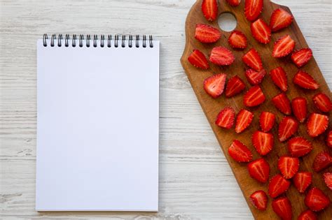 신선한 딸기 나무 보드와 빈 메모장 평면도 공간에 복사 합니다 흰색 나무 테이블입니다 위에서 평평 하다 0명에 대한 스톡 사진 및 기타 이미지 Istock