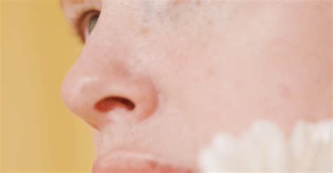 개인적인 금발 꽃 꽃을 들고 낮 노란 톤 노란색 배경 눈 독창성 머리 부드러운 빛 소녀 수직 비디오 스튜디오 시선 실내 아름다운 얼굴 여성