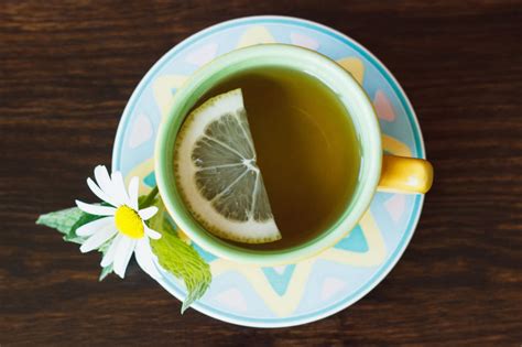 一杯柠檬茶图片 木桌上的一杯柠檬茶素材 高清图片 摄影照片 寻图免费打包下载