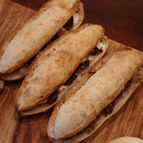 영월 블랑제리상떼 여성기업 무화과크림치즈바게트 저희가 저번주부터 손님분들 몰래 무화과 크림치즈 바게트를 준비해 둔거