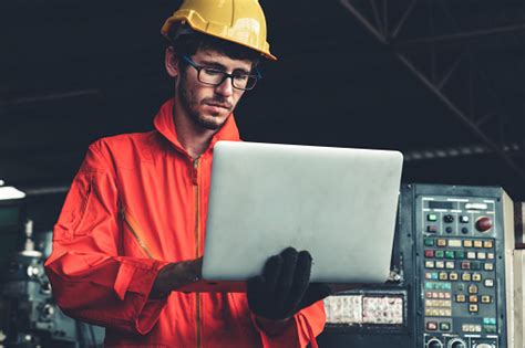 랩톱 컴퓨터로 작업하는 숙련된 공장 작업자가 절차 체크리스트를 수행합니다 Cnc 장치에 대한 스톡 사진 및 기타 이미지