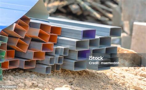 사각 강철 직사각형 튜브 금속 철 생산 프로파일의 그룹은 지상에 파이프입니다 금속 파이프 및 막대 철강 재료 건축 자재를