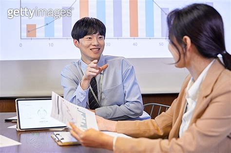 비즈니스 비즈니스미팅 미팅 회의실 경영전략 비즈니스맨 비즈니스우먼 미소 이미지 Jv12518683 게티이미지뱅크