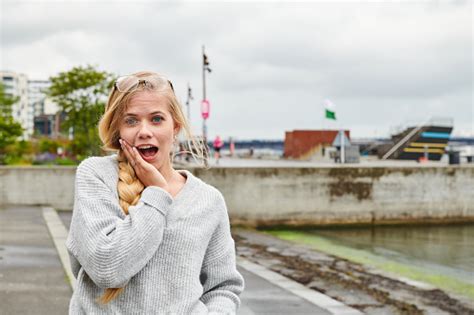 활동적인 여자 와 긴 머리 에 브레이드 과 흥분 얼굴 보고 에 카메라 땋은 머리에 대한 스톡 사진 및 기타 이미지 땋은 머리 20 29세 강 Istock