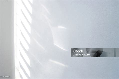 건축 그림자 흰색 텍스처 월의 창에서 가볍고 검은 그림자가 오버레이되는 햇빛 아키텍처 추상적 배경 모형 포스터 고정 벽 예술 디자인 프리젠 테이션 0명에 대한 스톡 사진 및