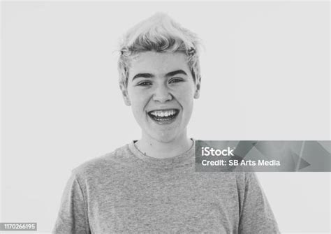 아름다운 미소와 푸른 눈을 가진 잘 생긴 젊은 트랜스 젠더 십대 남자의 초상화는 행복한 자부심과 자신감 다양성 평등과 긍정적 인 인간의 감정 개념 감정에 대한 스톡 사진 및