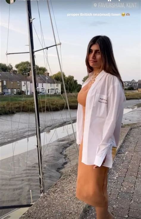 Adult Film Star Mia Khalifa Surprises Locals With A Trip To Faversham