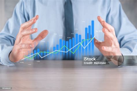 긍정적 인 이익 성장과 그래프를 들고 사업가 남자 계획 그래프 성장과 그의 사업에서 차트 긍정적 인 지표의 증가더 많은 수익성과 성장 개념에 대한 스톡 사진 및 기타 이미지