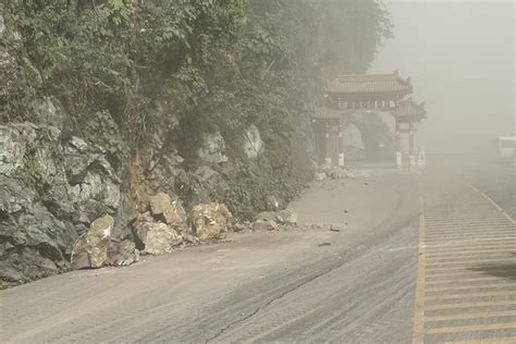 記者 梅花新聞網 於慶中綜合報導 【0403大地震】【快訊】晶英酒店50員工困九曲洞 3人徒步 ｜ 梅花新聞網
