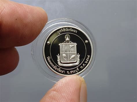 พระพุทธนิรโรคันตราย มูลนิธิชัยพัฒนา เนื้อเงินขัดเงาพ่นทราย พิมพ์เล็ก ขนาด 2 เซน พ ศ 2539 พร้อม