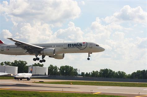 노스웨스트 날아오름 메트로폴리스 디트로이트 메트로 공항 Northwest Airlines에 대한 스톡 사진 및 기타 이미지 Northwest Airlines 날기