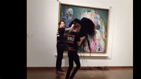 Екоактивисти заляха с черна течност шедьовър на Климт ВИДЕО Арт Развлечение Новините на