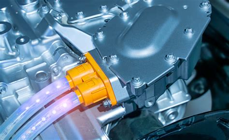 에코 카 엔진 자동차 부품 개념의 전기 시스템에 설치된 배터리 및 와이어 개념에 대한 스톡 사진 및 기타 이미지 Istock