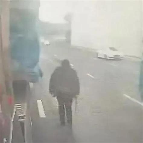 尾随小女孩的男子已被抓获 男子露下体尾随十几岁女孩，已被警方抓获 倪先生 撬棍 贵阳 女孩被陌生男子尾随，货车司机拿着撬棍儿冲了过去：“我不是英雄，随手的事”｜看见正能量