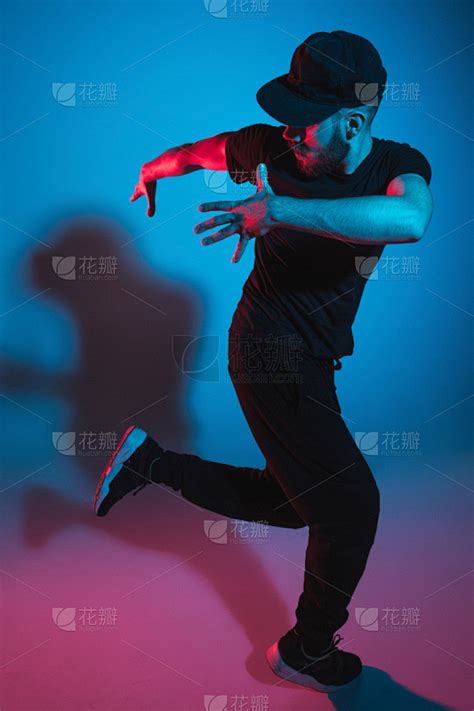 霹雳舞 嘻哈 男性 舞蹈 一个人 多色的 背景聚焦 艺术体操 舞曲 舞蹈和电子音乐