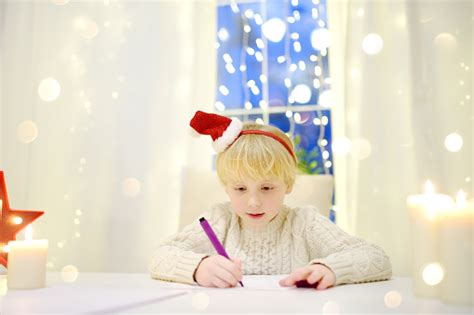 산타에게 편지를 쓰는 어린 소년 아이는받을 수있는 선물을 꿈꿉니다 산타 클로스의 마법 메일 새해와 크리스마스 휴일에 관한 전통 소년에 대한 스톡 사진 및 기타 이미지