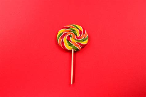 빨간색 배경에 다채로운 사탕 롤리팝 맨 위 보기 공간을 복사합니다 0명에 대한 스톡 사진 및 기타 이미지 0명 감귤류 과일 과일 Istock