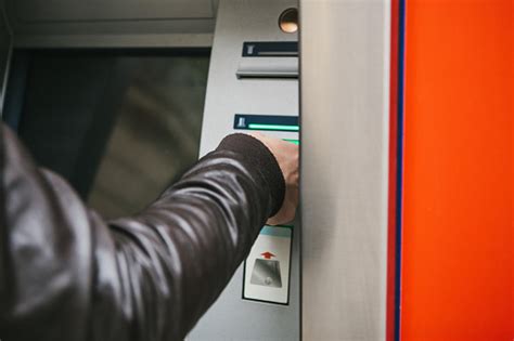 관광 더 여행에 대 한 Atm에서 돈을 인출합니다 Atm 금융 신용 카드 돈의 철수에서 카드를 잡으십시오 여행입니다 휴가입니다 현금 자동 입출금기에 대한 스톡 사진 및 기타