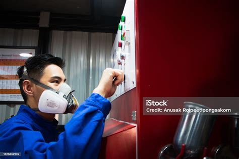 기업가 사업가 작은 사업 소유자 페인트 차고 자동차 수리 점 페인트 믹서는 제어판의 스위치를 켭니다 30 34세에 대한 스톡 사진 및 기타 이미지 Istock