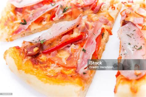 양파 베이컨 체리 토마토 얇은 페이스트리 크러스트 클로즈업으로 흰색 배경에 고립 된 피자 슬라이스 탑 뷰 건강에 좋지 않은