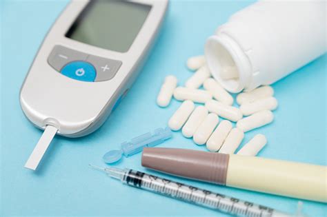 글루코 미터 및 인슐린 주사기 채혈 장치 테스터 스트립 파란색 배경에 0명에 대한 스톡 사진 및 기타 이미지 0명 개념