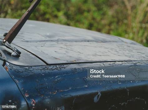 오래된 자동차 스커트는 녹까지 시간이 지남에 따라 녹슨 에 오래 된 자동차 페인트 녹슨 강철 비바람을 맞은에 대한 스톡 사진 및 기타 이미지 Istock