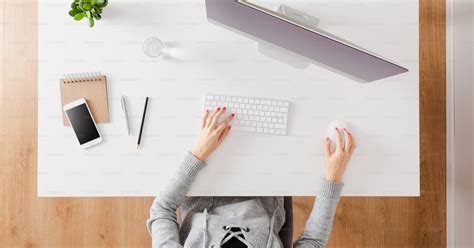 컴퓨터를 사용하는 여자의 손 상위 뷰 사진 Unsplash의 컴퓨터 키보드 이미지