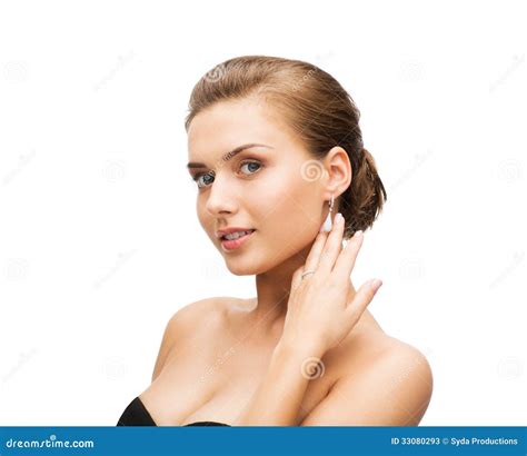 Frau Mit Ohrringen Und Ehering Stockbild Bild Von Verpflichtung