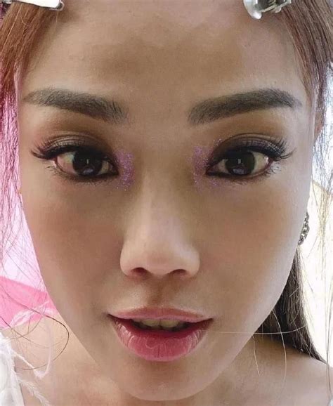 容祖儿惊艳美照穿亮片民族风吊带置身花丛中明艳动人