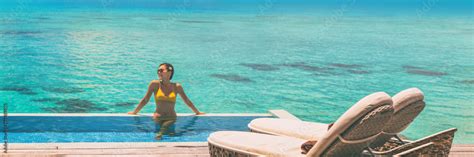 Foto De Vacation Panoramic Of Luxury Resort Woman Relaxing In Infinity