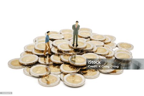 두 명의 미니어처 사람들이 산책 및 태국 바트 동전의 더미에 서 서 비즈니스 개념입니다 0명에 대한 스톡 사진 및 기타 이미지 0명 개념 경제 Istock