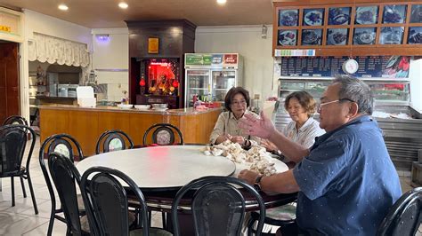 紅姐重回《阿榮與阿玉》電視劇場景，大家知道這裡是哪裡？ 《阿榮與阿玉》是一部以嘉義海口地區為背景的電視劇，透過劇中角色的故事，生動刻畫了海口人