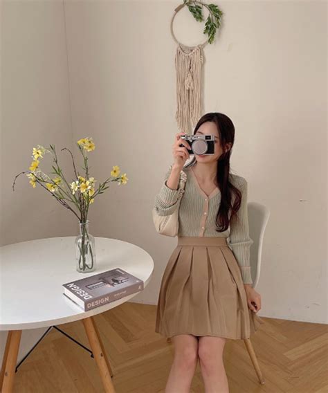 리리앤코 페미닌한 무드의 플리츠 미니 스커트에용💛 뒷밴딩으로 편안하게 착용하기 좋아용