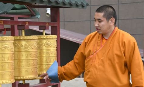 Mongolia ХҮРД ГЭЖ ЮУ ВЭ Хүрд гэдэг бол бурханы адис жинлавтай тарни уншлагыг хуйлан ороож